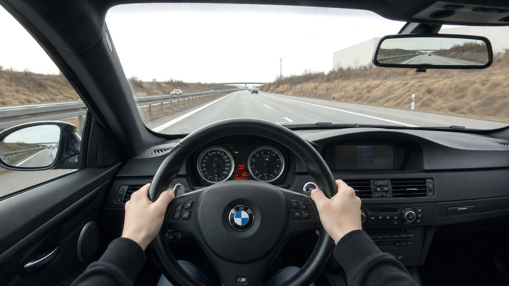 BMW M3 shows strong 0–210 km/h acceleration from driver view