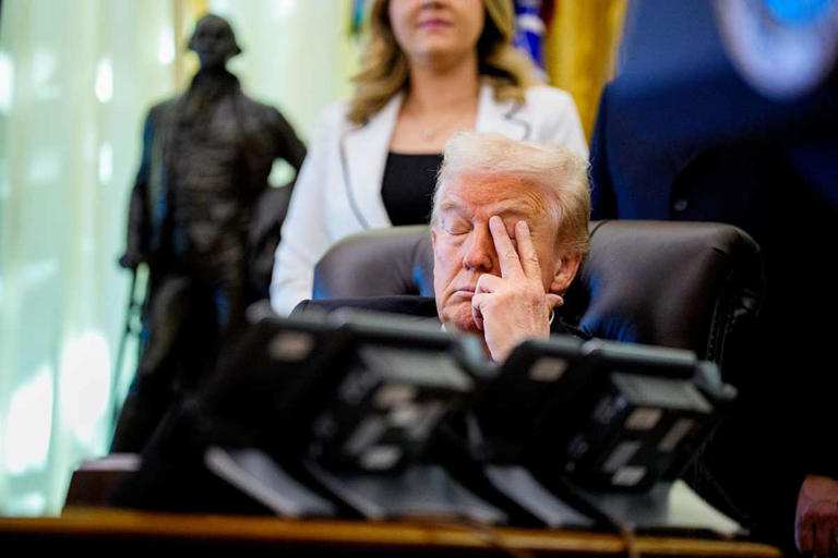 Trump jolts awake during Oval Office maternal health event after ...