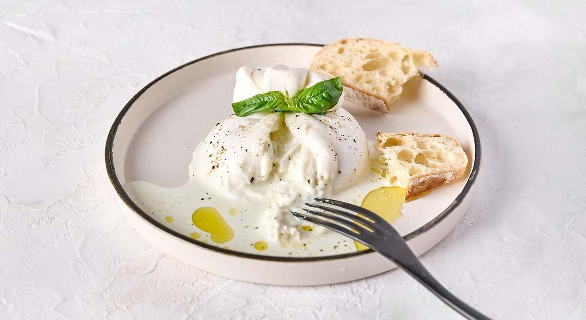 Tenía una burrata, aceitunas y pepinillos y pocos minutos después la ...