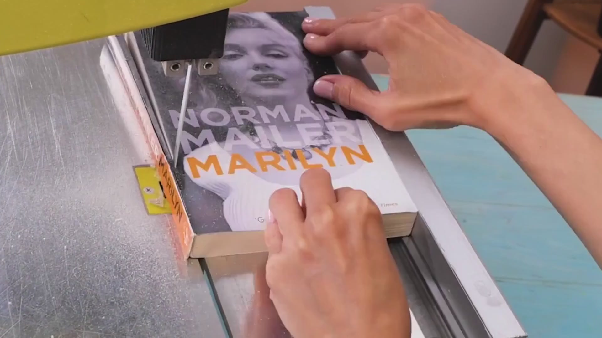 Heeft ze een DIY-tas gemaakt van een BOEK? Dat is te gek!