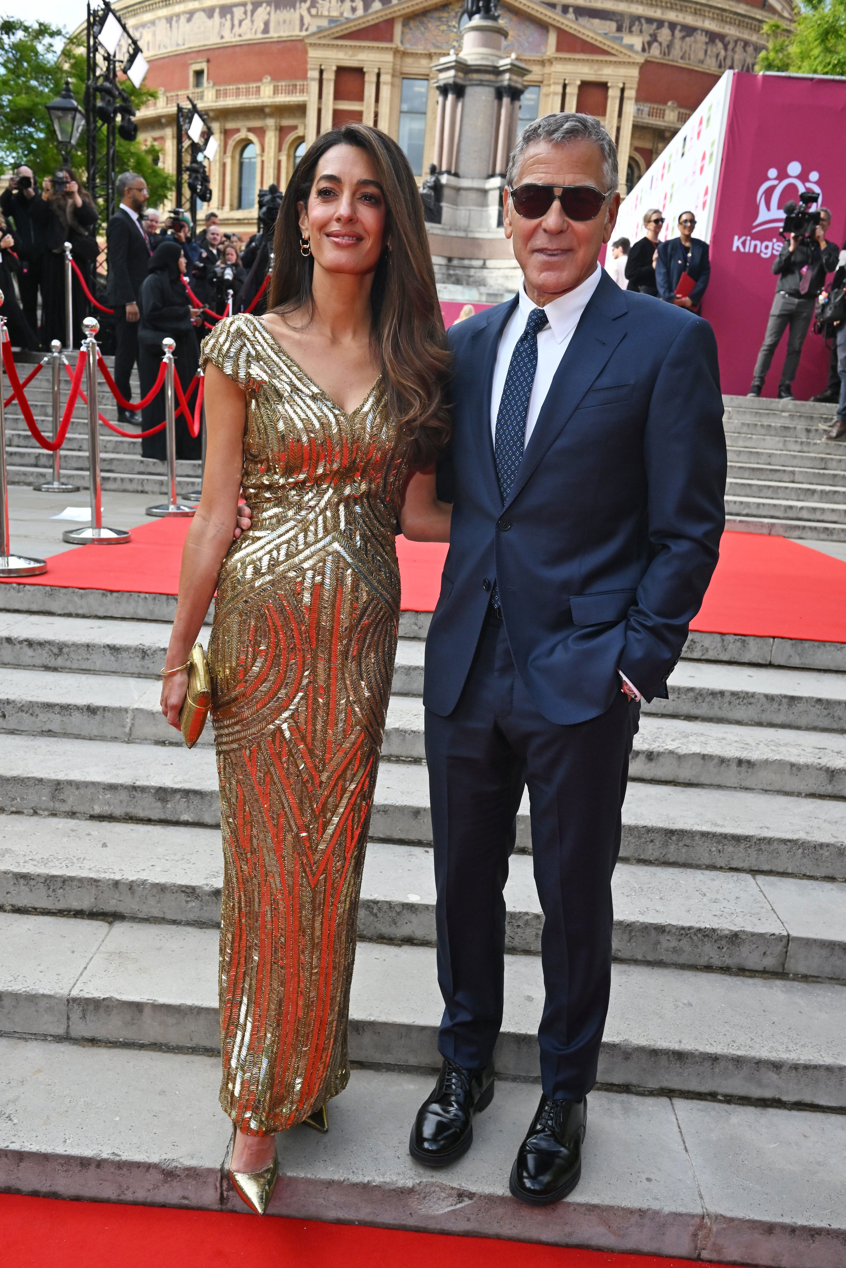 Alma Clooney cała w złocie na gali u króla Karola III. Towarzyszył jej ...