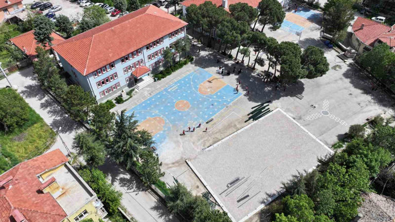 Isparta Belediyesi, 3 okula halı saha ve 1 okula kapalı spor salonu ...