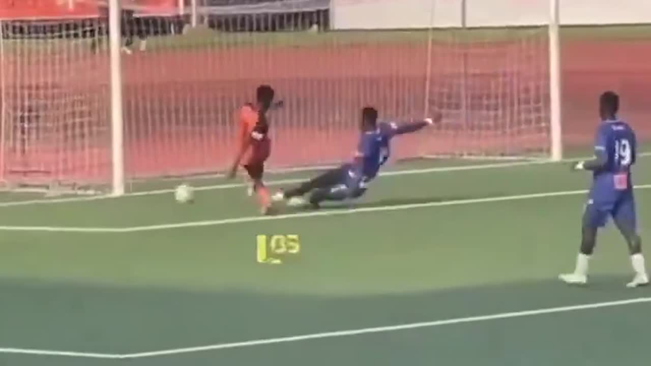 Boş kaleye gol atamayınca dayak yedi