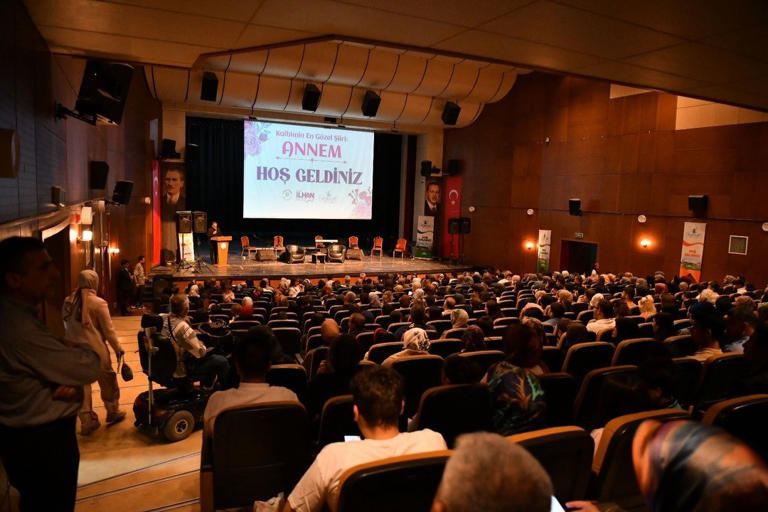 Kalbimin en güzel şiiri: Annem yarışmasının ödül töreninde duygu dolu ...