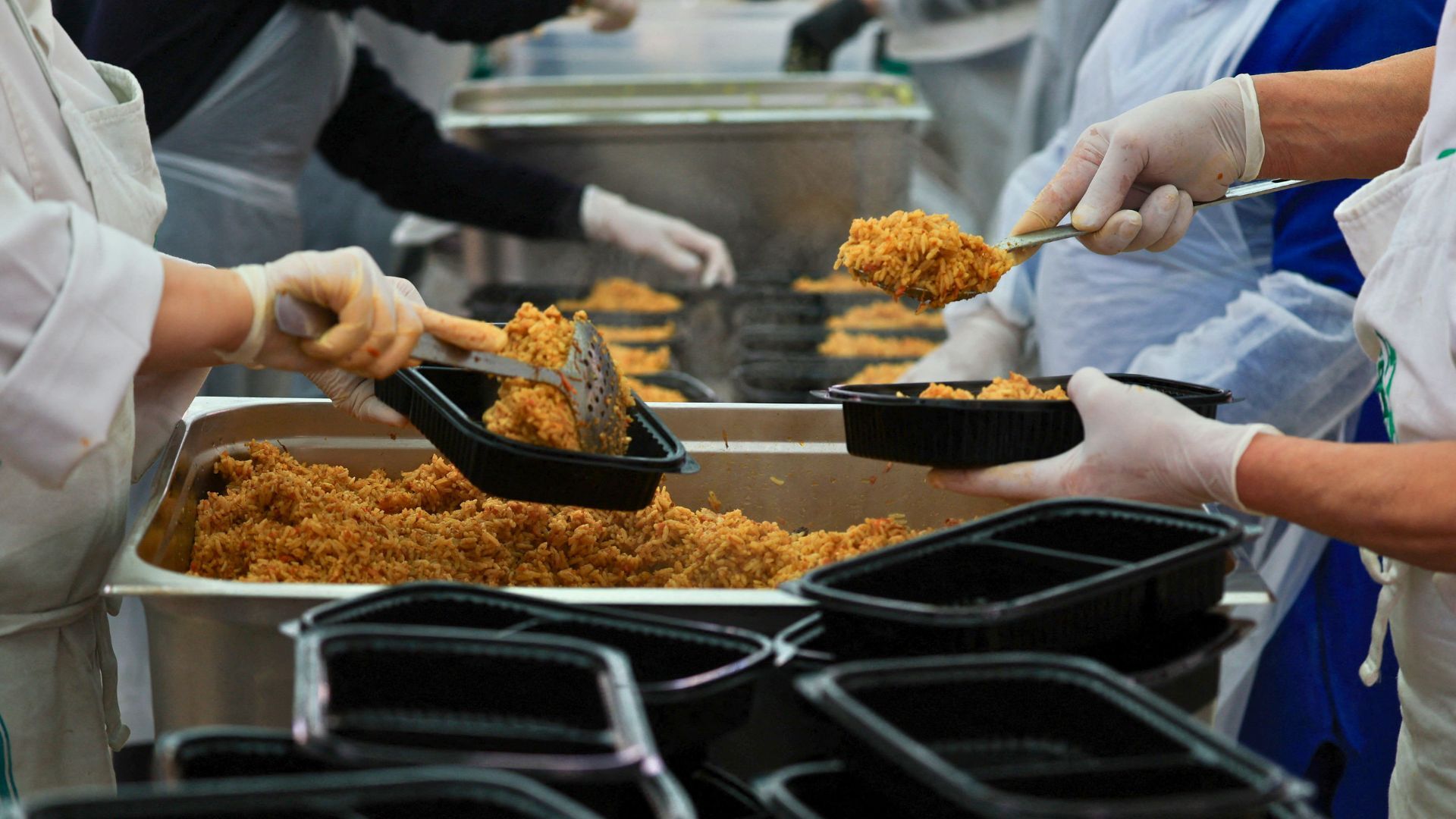 Lebanon volunteers feed displaced families as community kitchen becomes ...