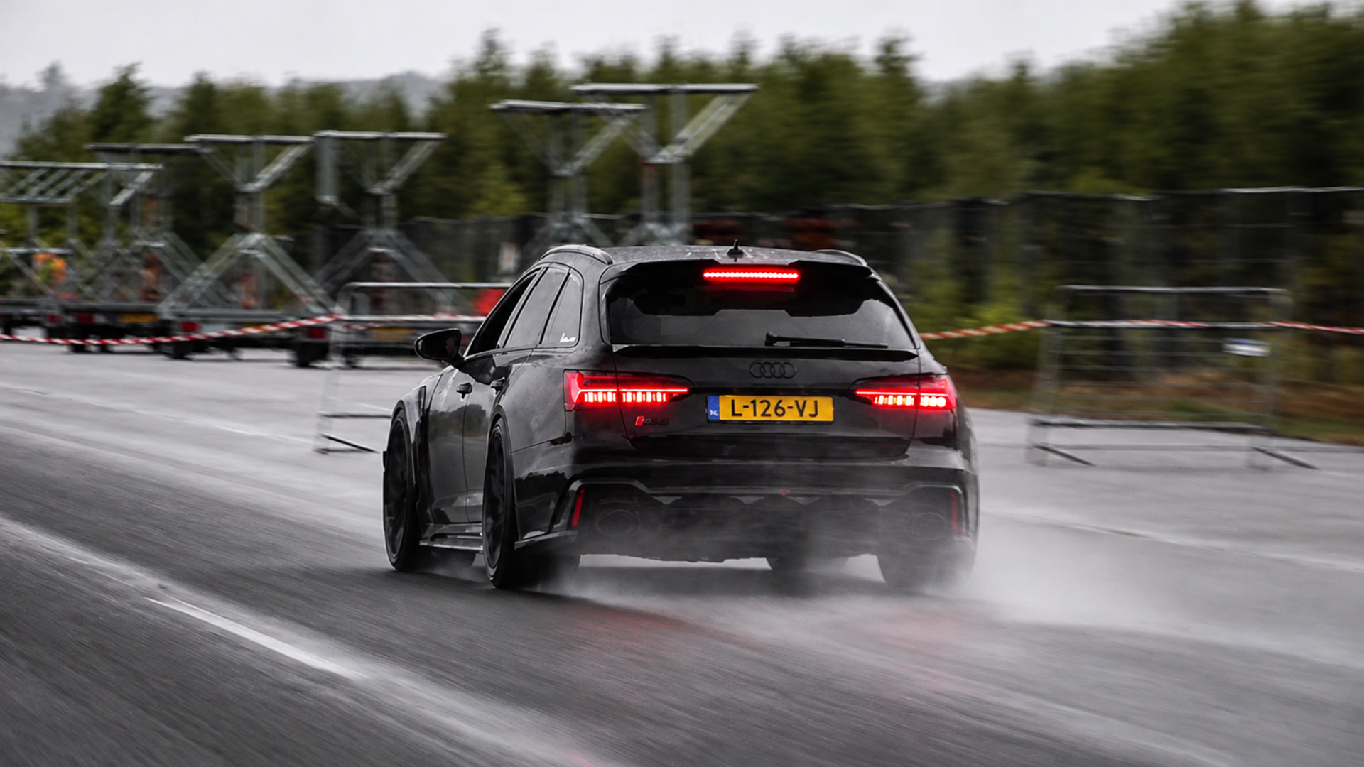 1052HP Audi RS6 almost loses grip during hard acceleration