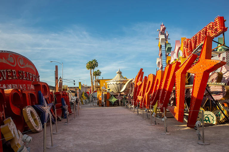 Déambuler parmi les enseignes oubliées du Neon Museum