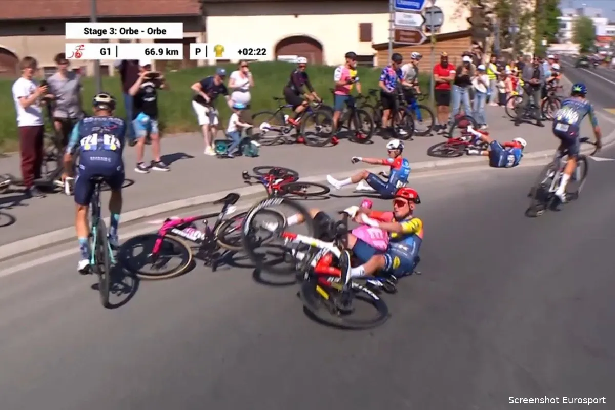 🎥 Sam Oomen zit ook in Romandië mee, maar kan crash in kopgroep niet ...
