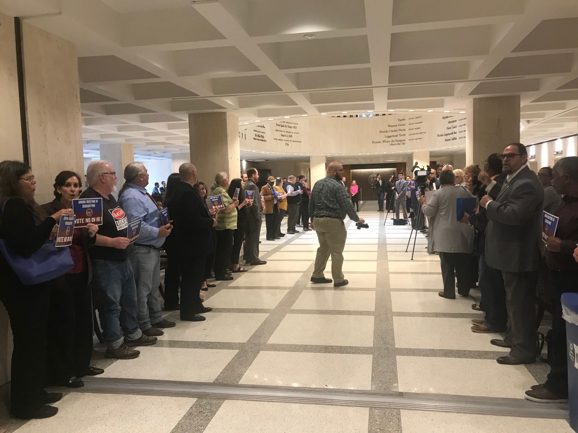 DeSantis OKs Florida bill weakening public sector unions