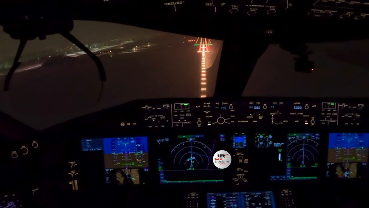 Boeing 787 arrives in Munich airport