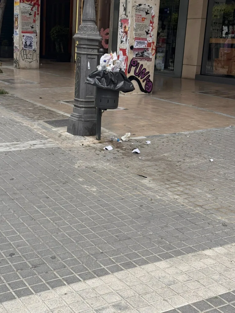 Πάτρα: Σκουπίδια κατακλύζουν το κέντρο ανήμερα της Πρωτομαγιάς (Φωτό)