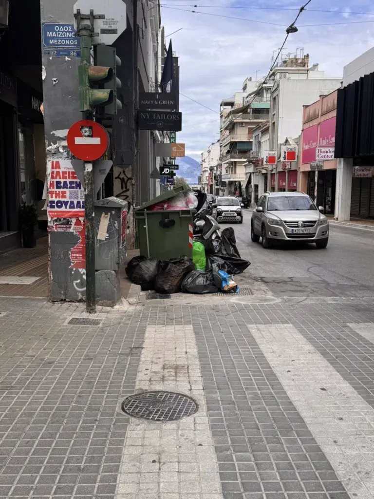 Πάτρα: Σκουπίδια κατακλύζουν το κέντρο ανήμερα της Πρωτομαγιάς (Φωτό)