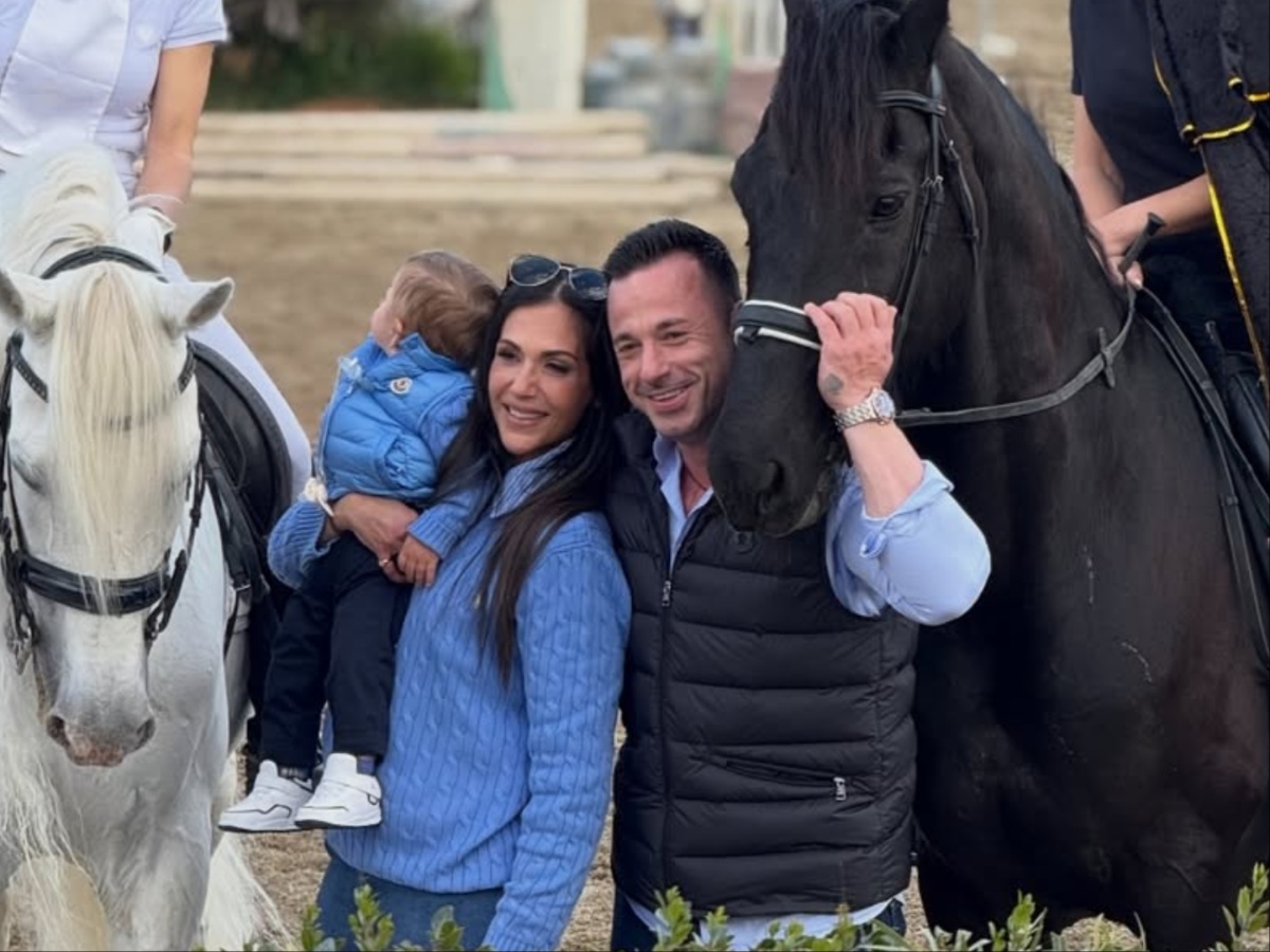 Ανθή Βούλγαρη: Πρωτομαγιάτικες στιγμές με τον γιο της στον ιππικό όμιλο ...