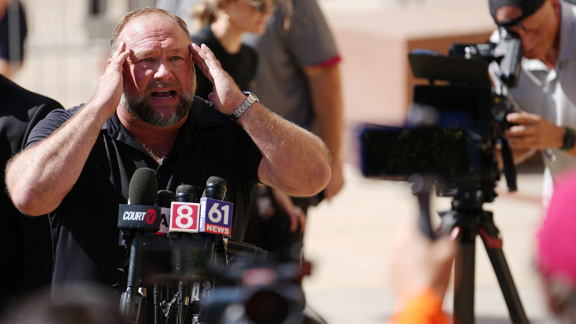 Infowars seized: Alex Jones loses control to "little rat, confessed ...