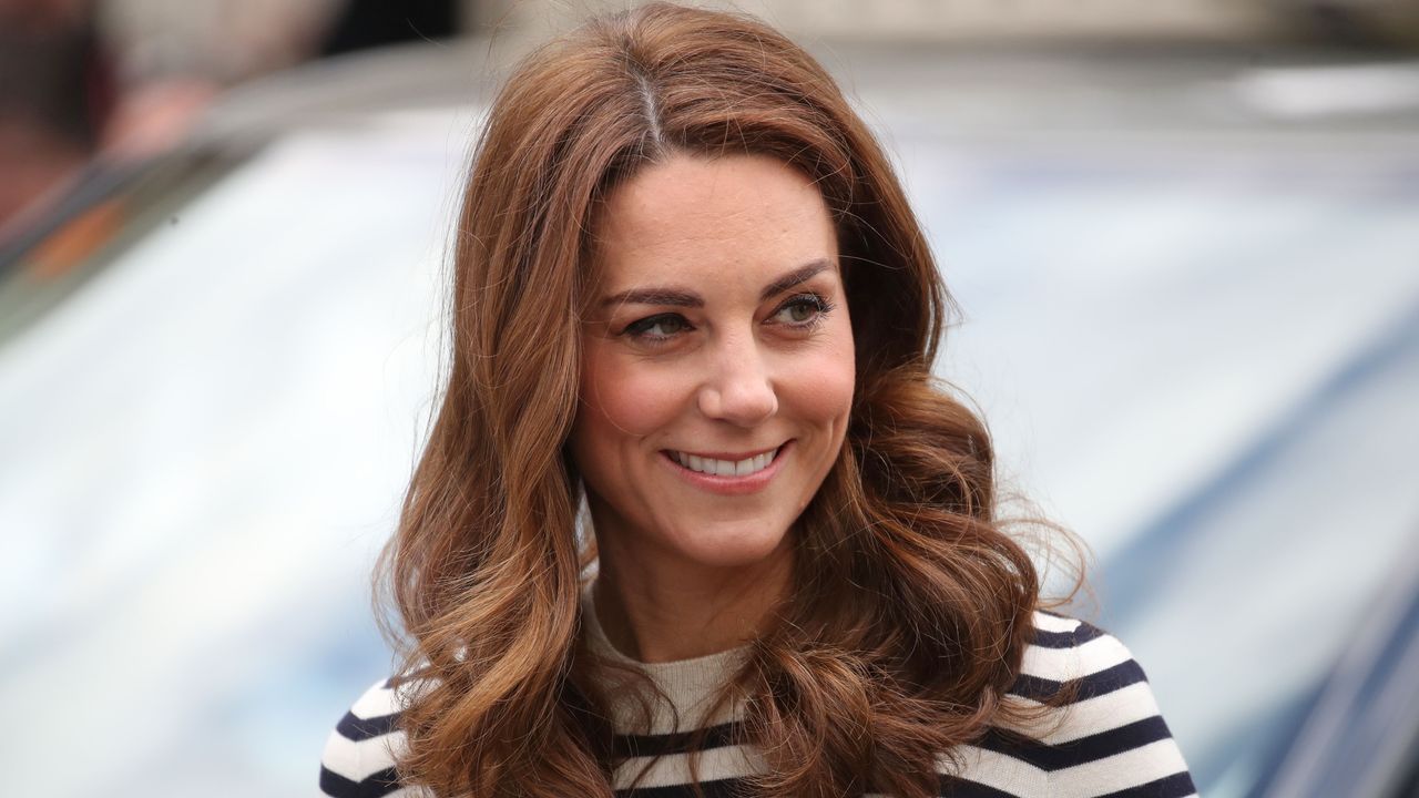 Kate Middleton's striped top and white trousers are an understated ...