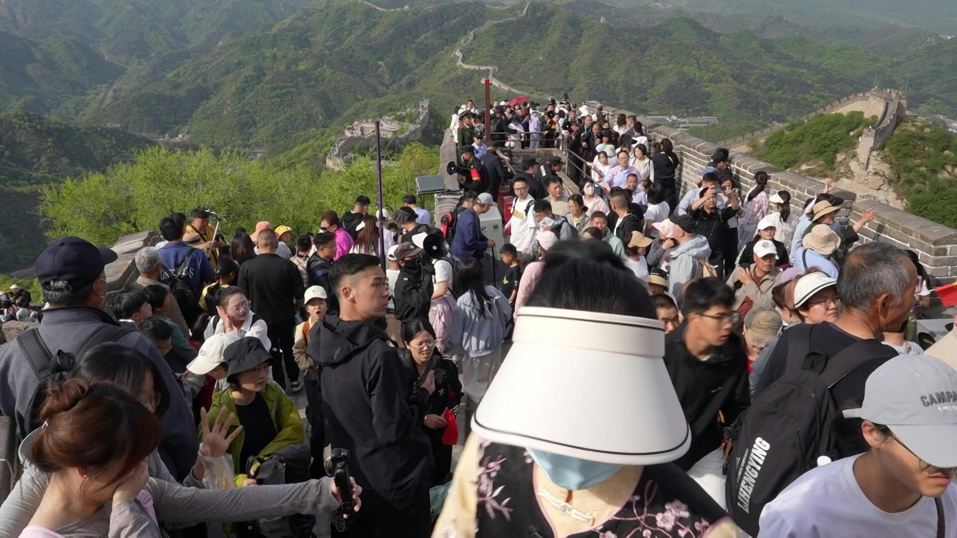 Visitors flock to Great Wall as China's 'Golden Week' holiday kicks off