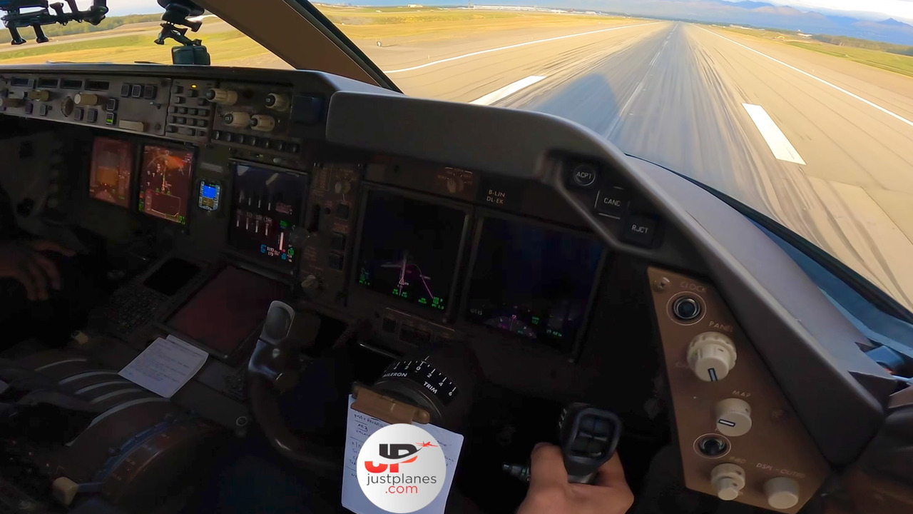 Boeing 747 makes a landing at Anchorage Airport