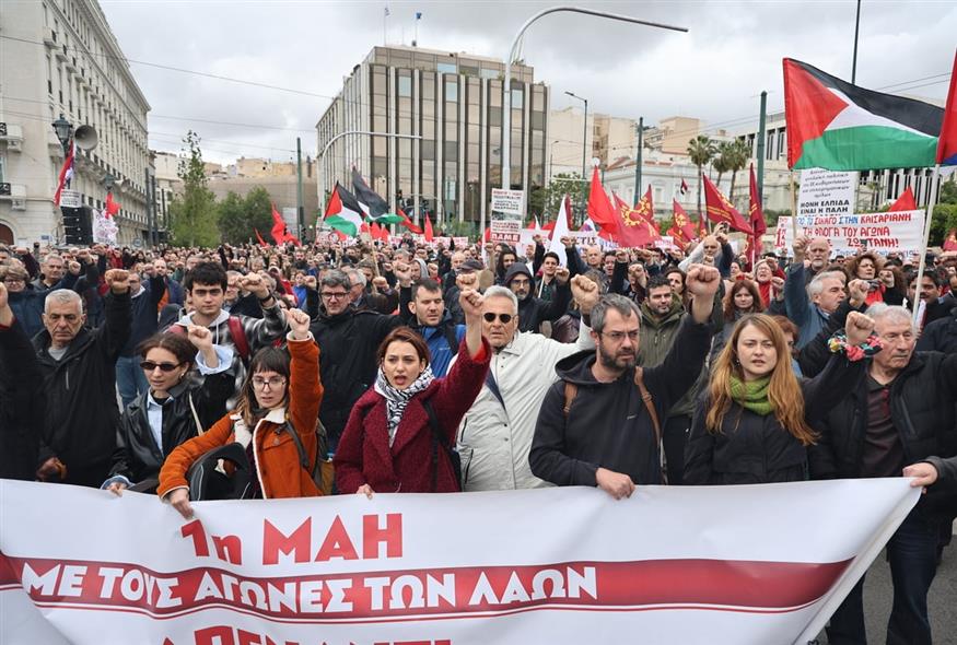 Δυναμικό παρών στην εργατική Πρωτομαγιά: Λουλούδια και συνθήματα από ...
