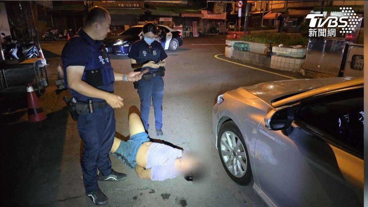 影音／詐騙車手深夜提款！見警「狂奔丟10萬」企圖脫罪 遭外送員攔下