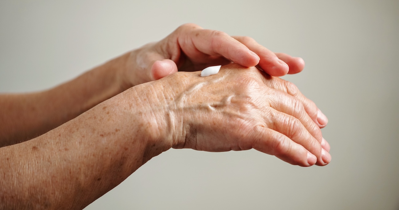 Taches sur les mains après 50 ans : les dermatologues ne jurent que par ...