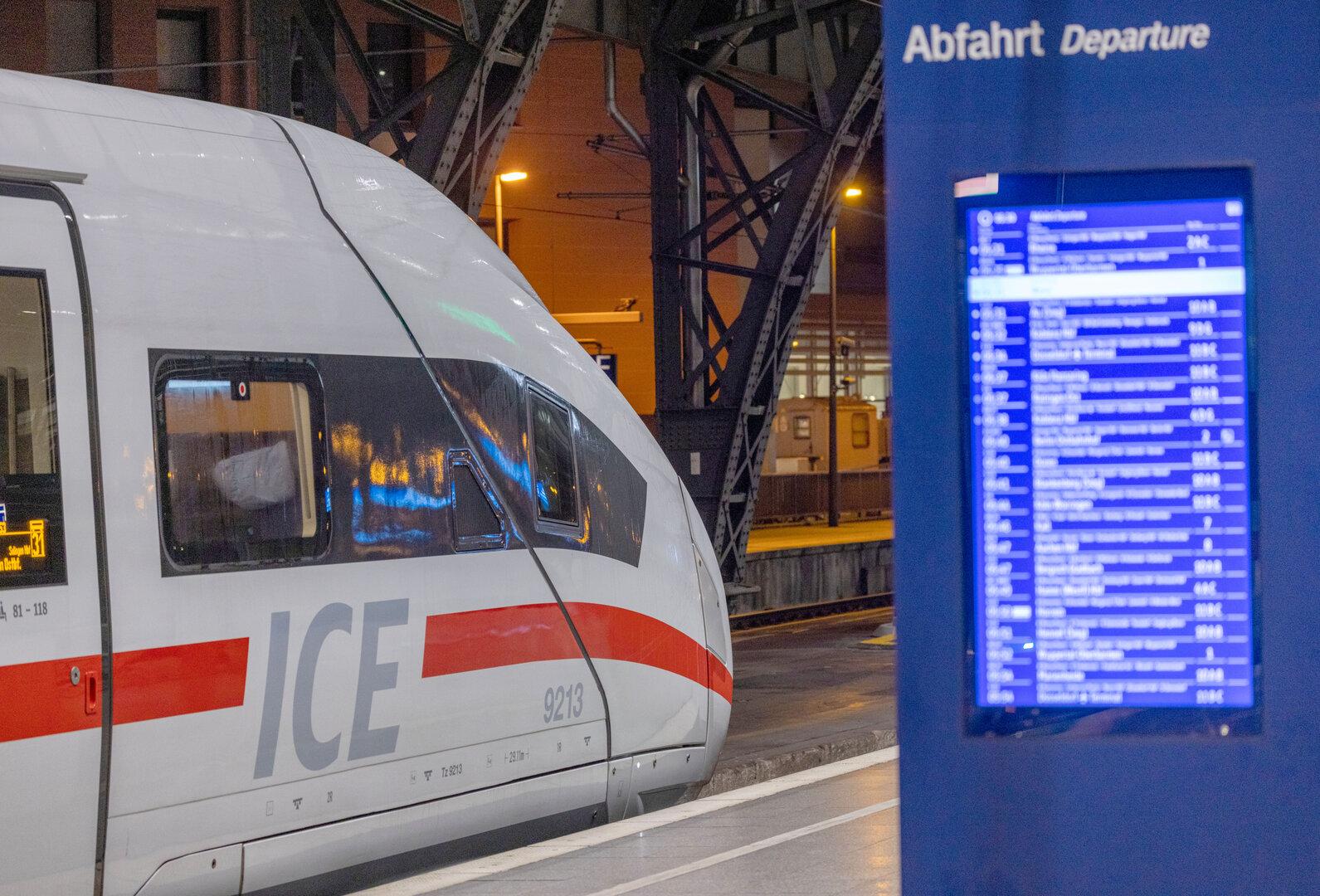 ICE prallt gegen Oberleitung: 460 Reisende sitzen fest