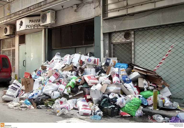 Πάτρα: Σκουπίδια κατακλύζουν το κέντρο ανήμερα της Πρωτομαγιάς (Φωτό)