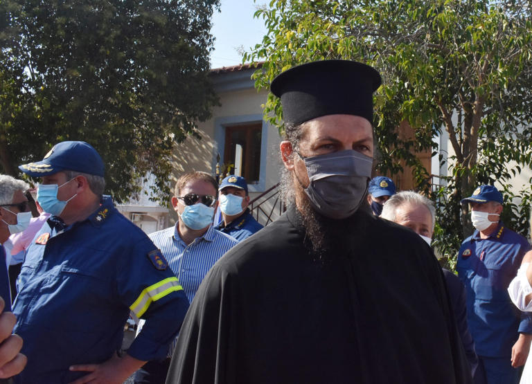 Μάθημα εθελοντισμού στη Λέσβο: Ιερείς-πυροσβέστες εκπαίδευσαν τους ...