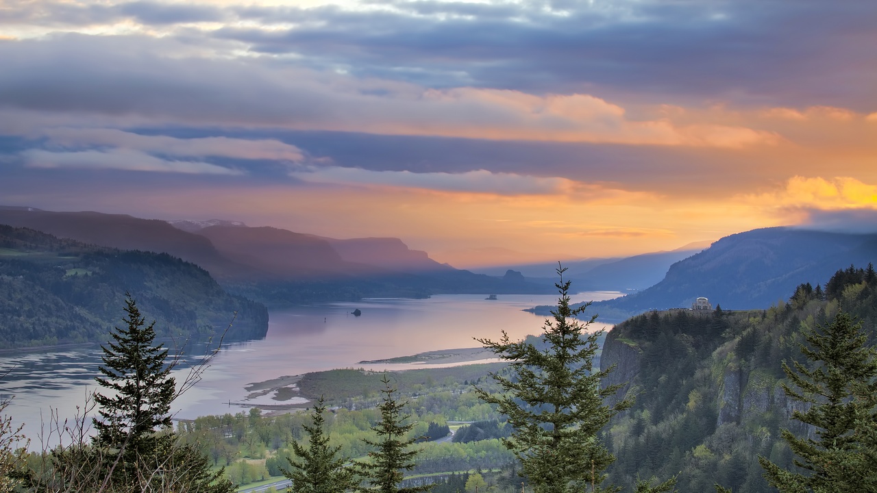 You can see two volcanoes from this Washington town that Hood River ...