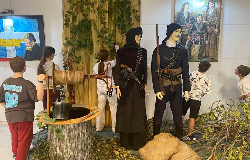 Αγία Βαρβάρα: Μαθητές γεμίζουν την έκθεση «Μνήμες Πόντου» – Ζωντανό ...