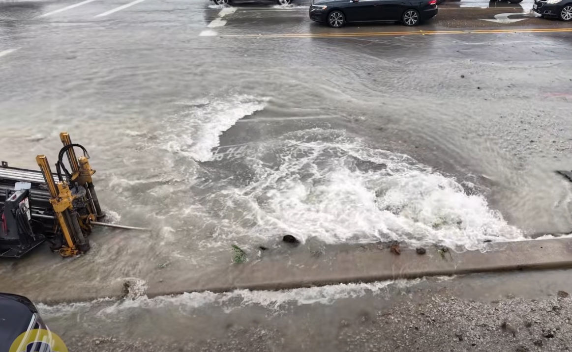 Piden hervir agua tras ruptura de tubería en Saginaw