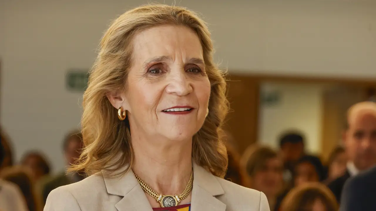 La infanta Elena, deslumbrada por el look de su madre, la reina Sofía ...