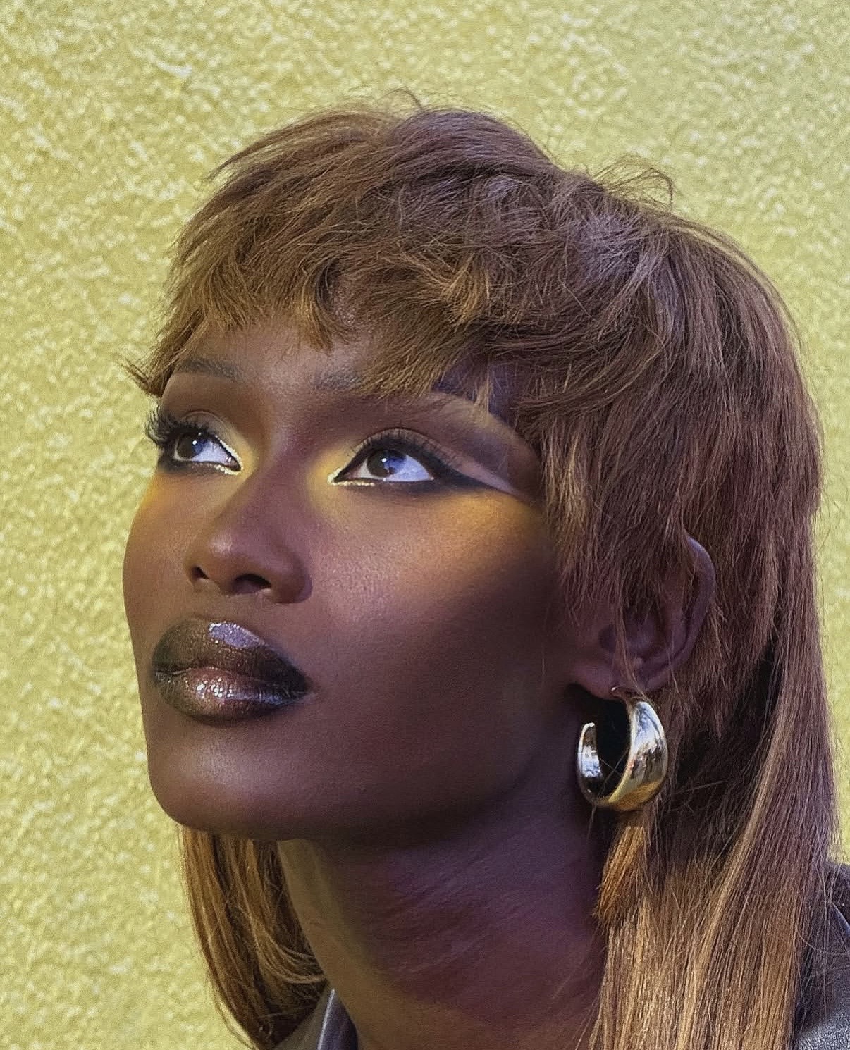 8 graphic eyeliner looks to try now that bold makeup is back