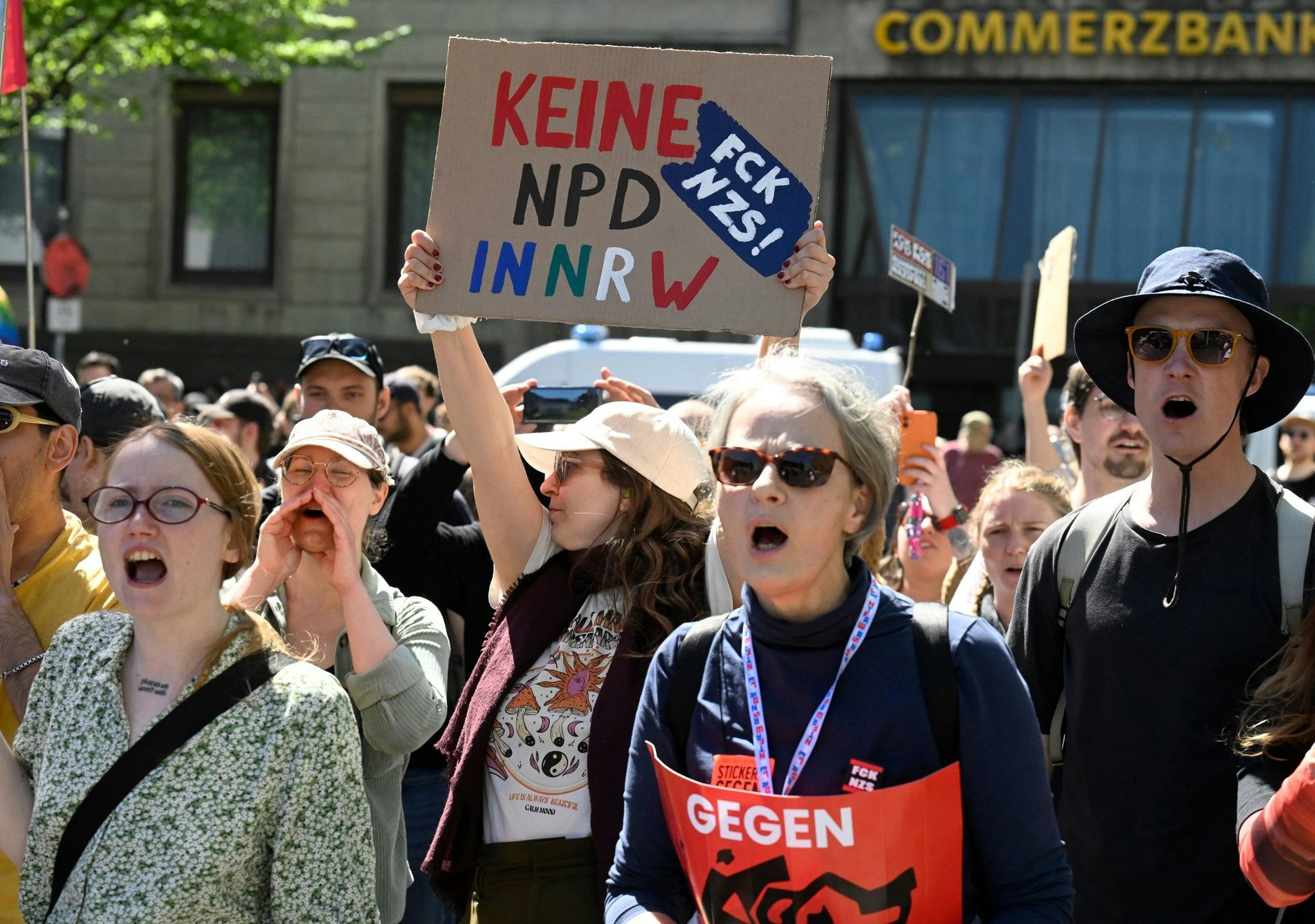 Tausende gegen Die Heimat: Breiter Gegenprotest gegen rechtsextreme ...