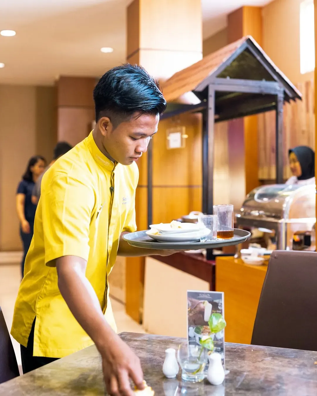 Do this at a restaurant: 10 insider tips servers love
