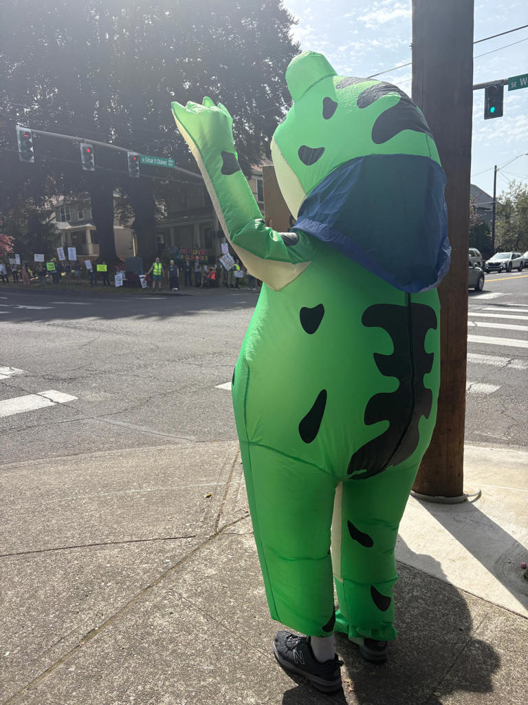 SE Portland neighbors hold May Day demonstration focused on workers ...
