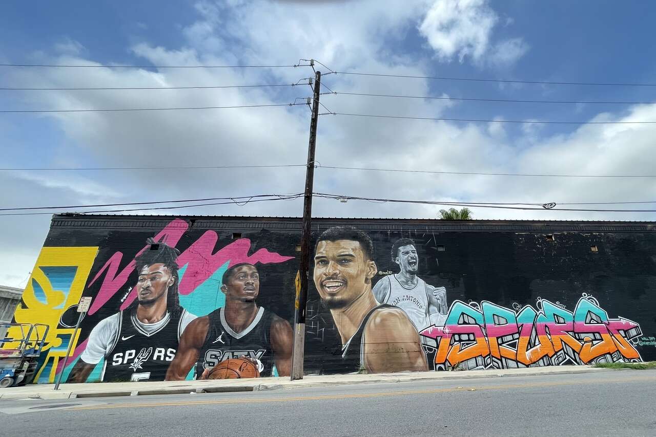 New Spurs mural draws fans to downtown San Antonio for photos