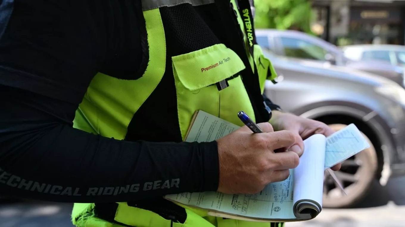 Συνελήφθη οδηγός που έτρεχε με 124 χλμ σε δρόμο στο Αλιβέρι με όριο τα 50