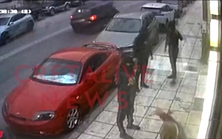Κρήτη: Έφαγαν... πόρτα και επέστρεψαν οπλισμένοι να «φάνε» τον πορτιέρη