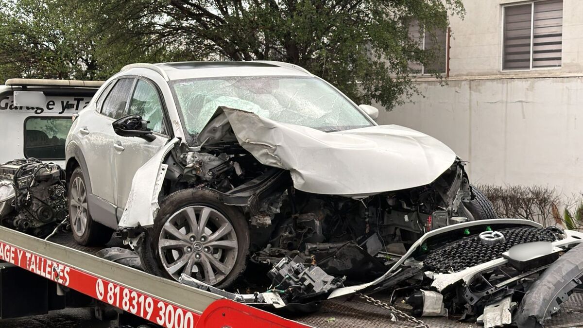 Conductora se estrella contra árbol en Cumbres, Monterrey; sale con ...