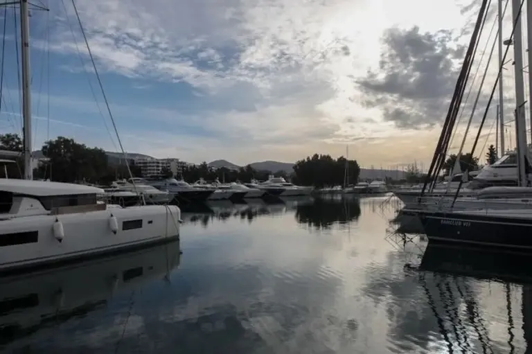 Τραυματισμός 27χρονης Πολωνής στη μαρίνα Αλίμου σε τουριστικό σκάφος