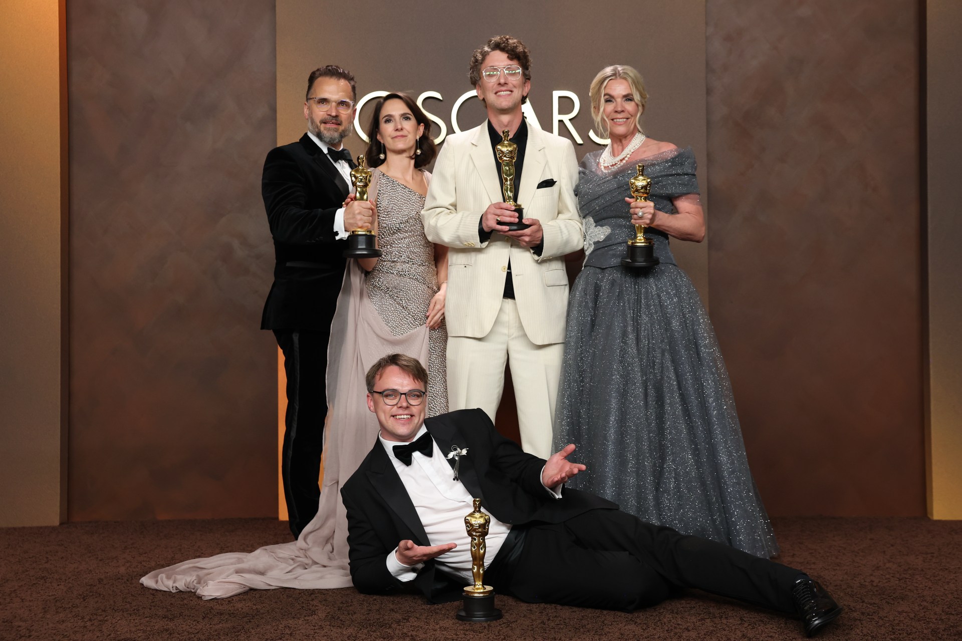 Oscar winner of Putin documentary loses statue on flight