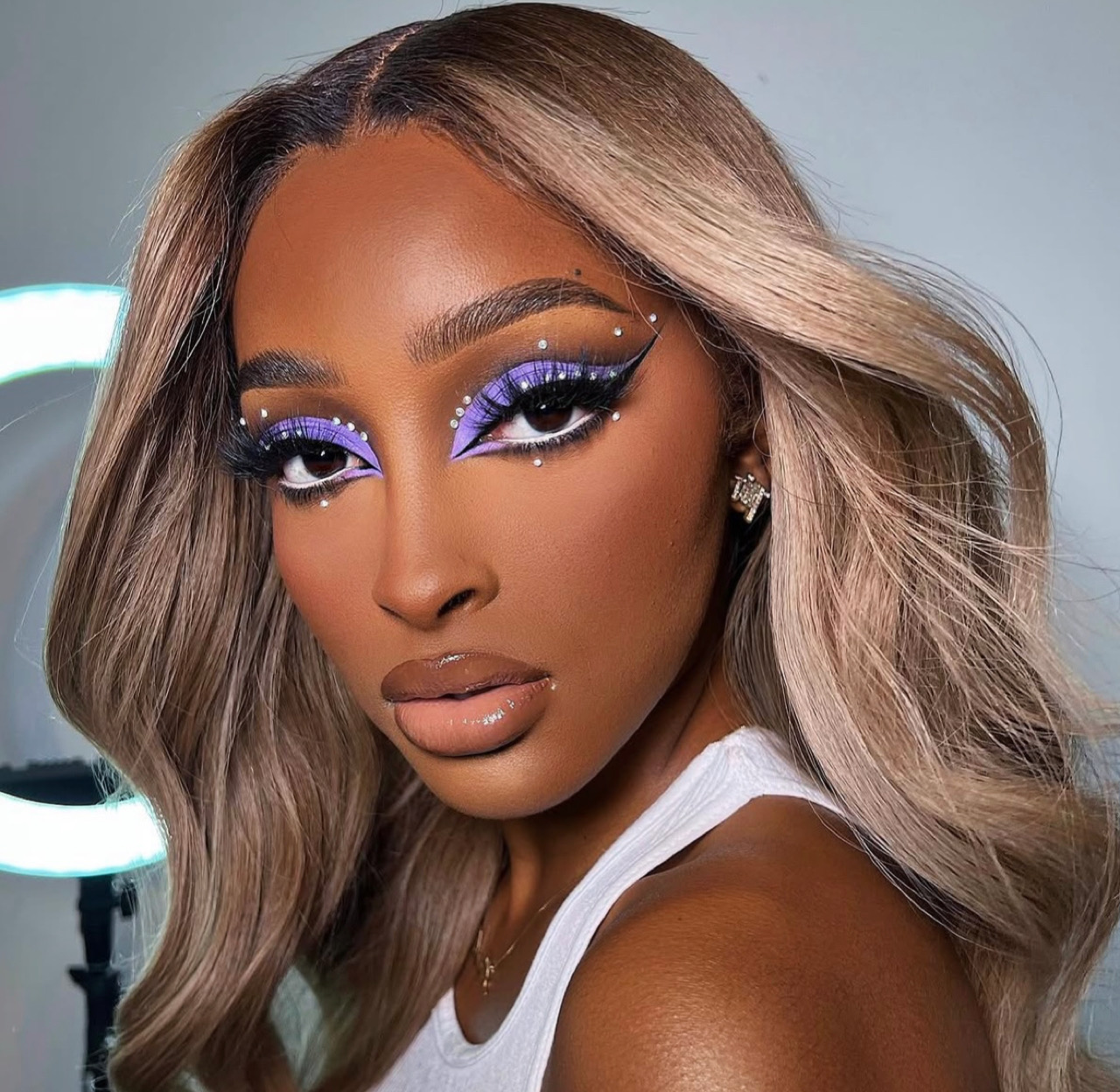 8 graphic eyeliner looks to try now that bold makeup is back