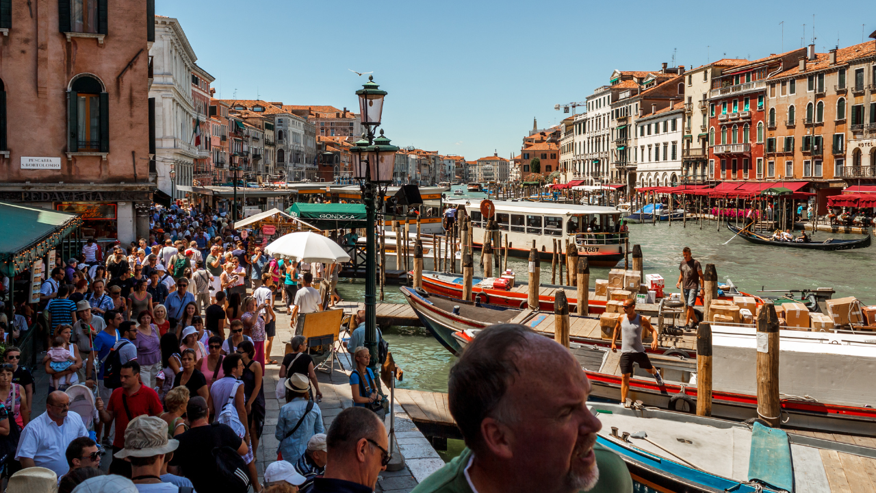 15 popular destinations that look different in person than in photos