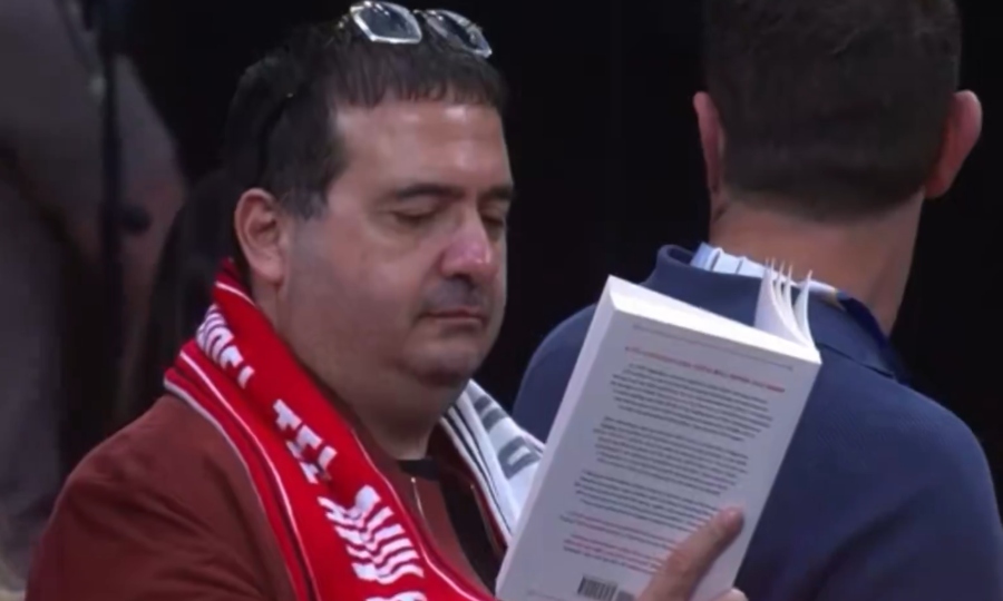 Ο Οφέρ Γιανάι ξαναχτύπησε: Ατάραχος διαβάζει το βιβλίο του δευτερόλεπτα ...