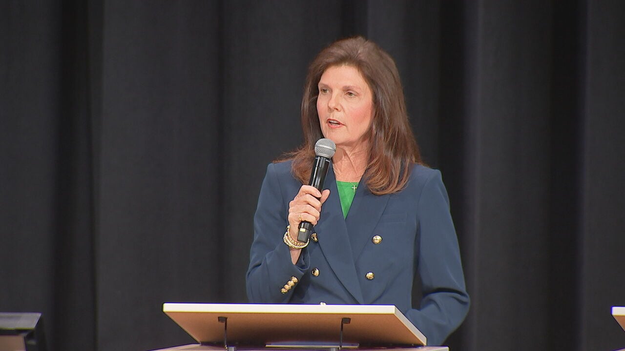 Trump jumps into 2 GOP governor primaries, backing Evette in South ...