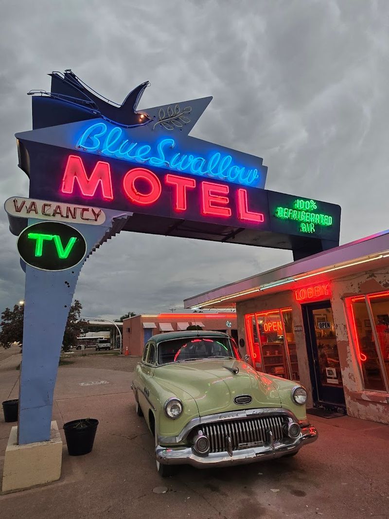 A neon-drenched New Mexico motel that takes you back to the golden age ...