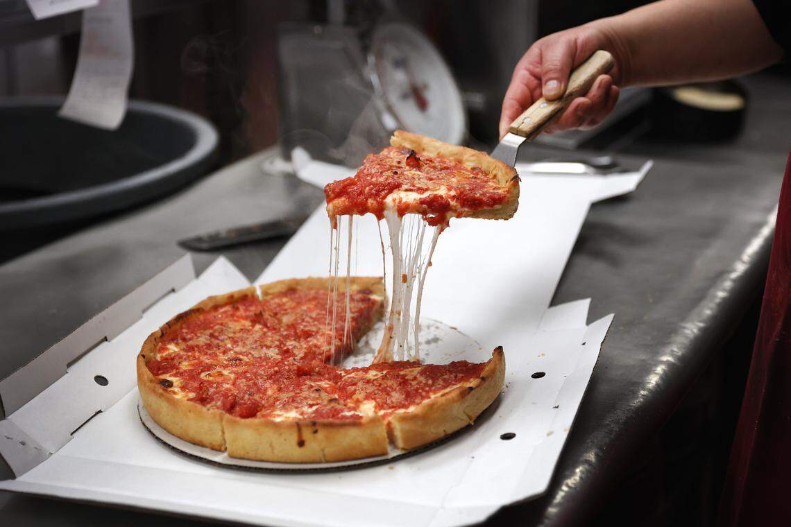 Chicago deep dish pizza guide: 6 must-try spots for first-time visitors ...