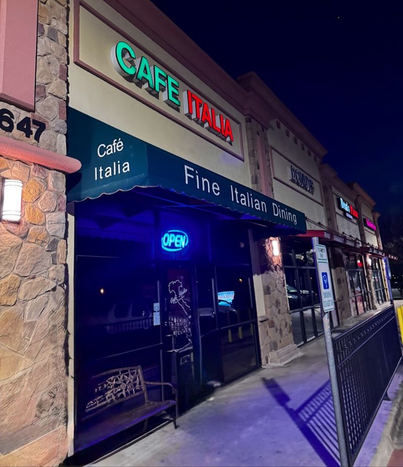This old-school Italian restaurant in Texas feels like time stands still