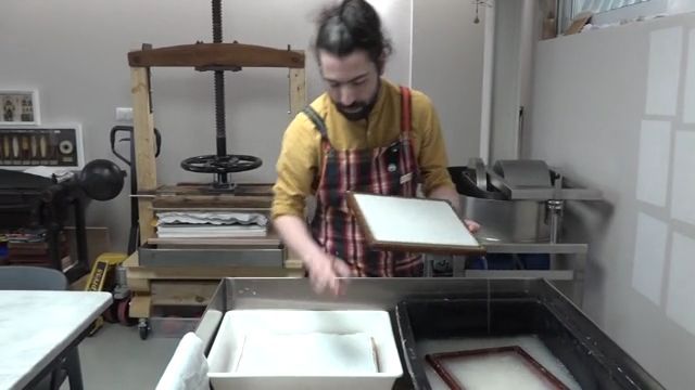 Χαρτί και καλαμάρι: το ΑΠΕ αποκαλύπτει την τέχνη της καλλιγραφίας, τα ...
