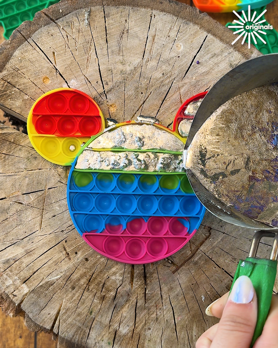 Metal casting experiment with a pop-it toy